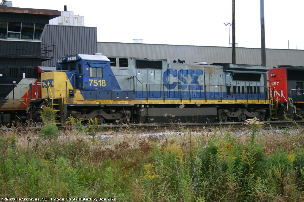 CSX 7518 C40-8